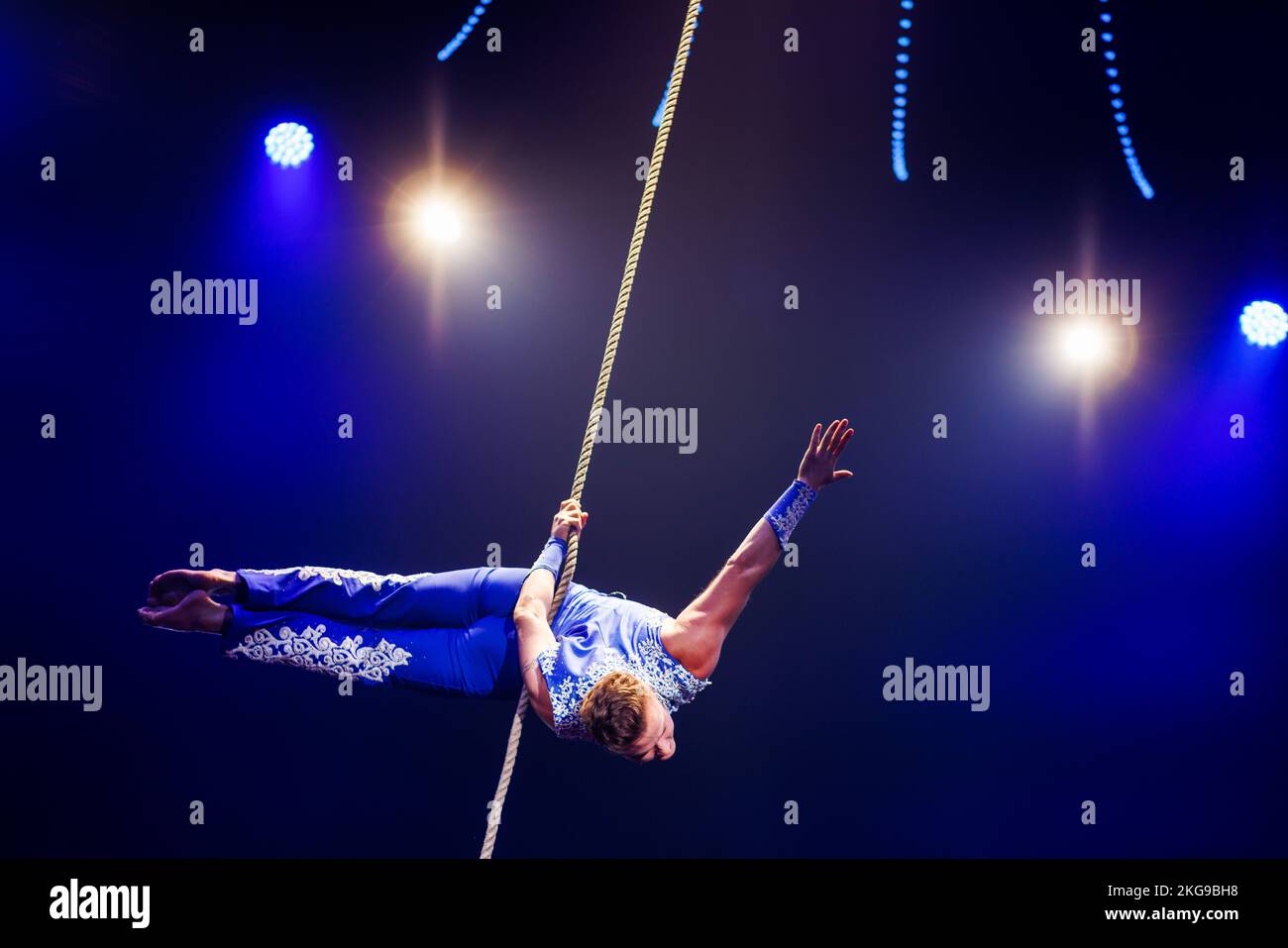 Rust, Germany. 22nd Nov, 2022. Performers of Europa-Park perform in ...