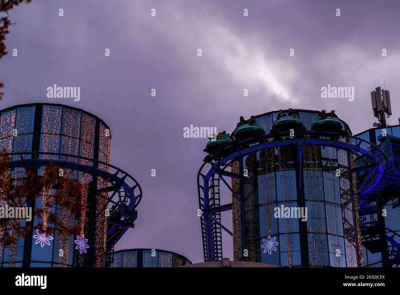 Rust, Germany. 22nd Nov, 2022. Visitors of Europa-Park ride the roller ...