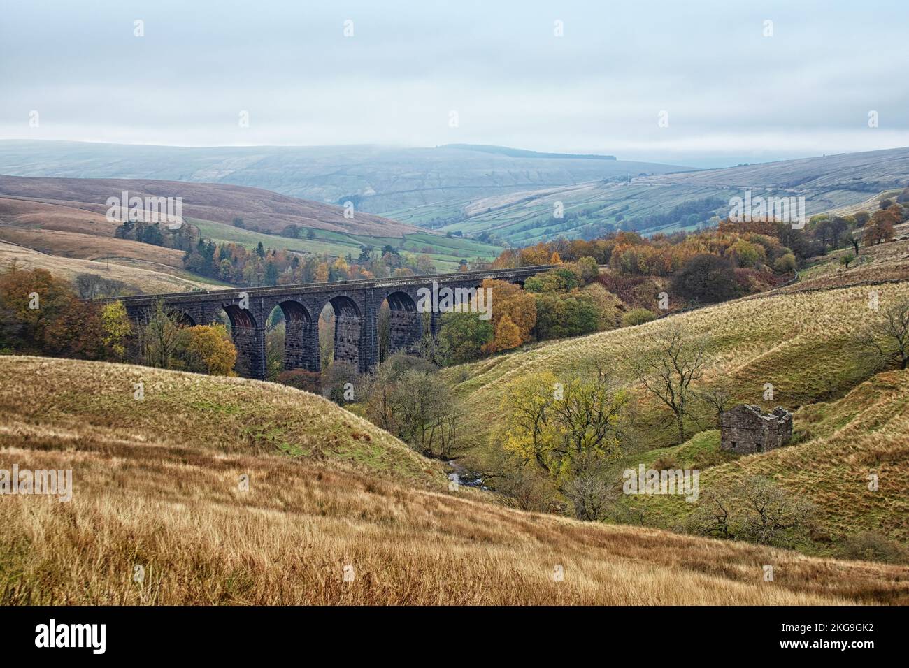 The scenic Dent Head Viaduct, surrounded by beautiful autumn colours in ...