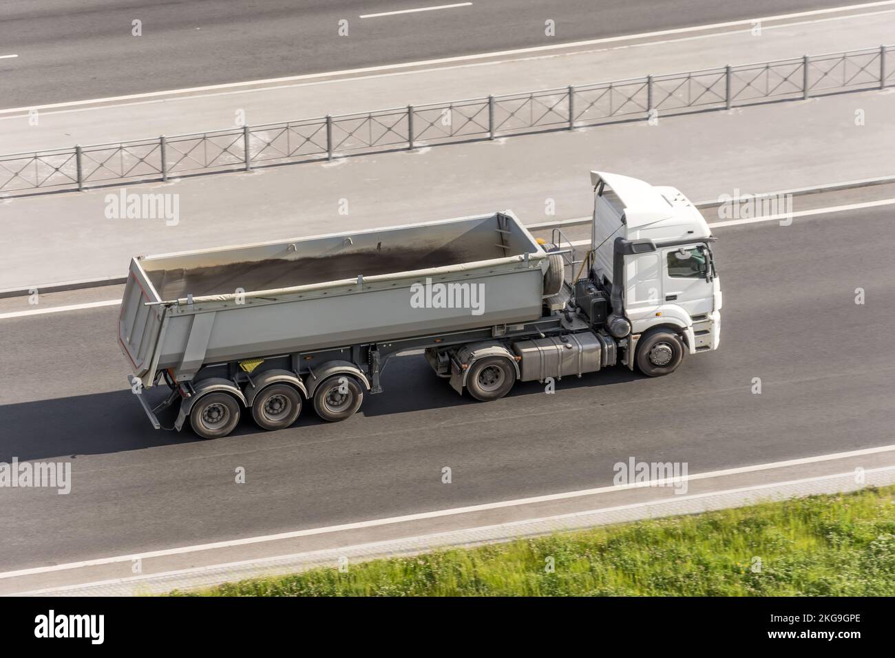 Bulk trailers hi-res stock photography and images - Alamy