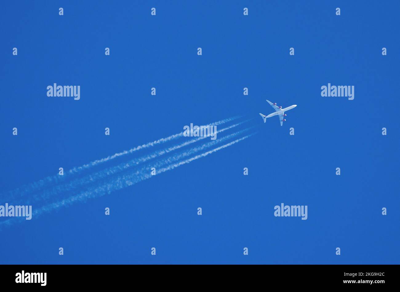 Jet aircraft flying at high altitude with contrails Stock Photo - Alamy