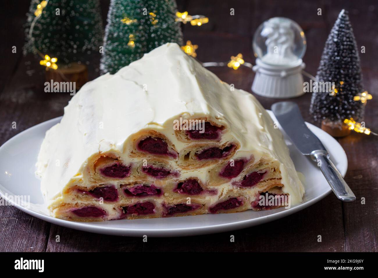 Monastery hut, a popular Soviet cake with cherry filling and sour cream ...