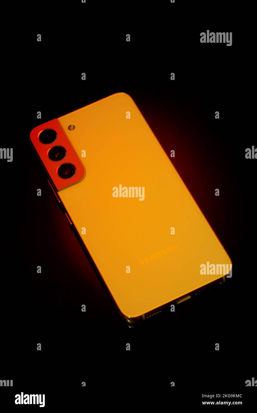 Samsung galaxy s22 mobile hi-res stock photography and images - Alamy