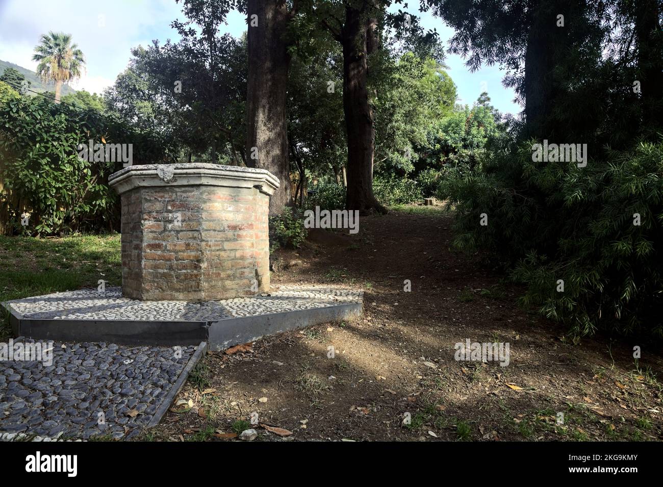 Old farmhouse water well hi-res stock photography and images - Alamy