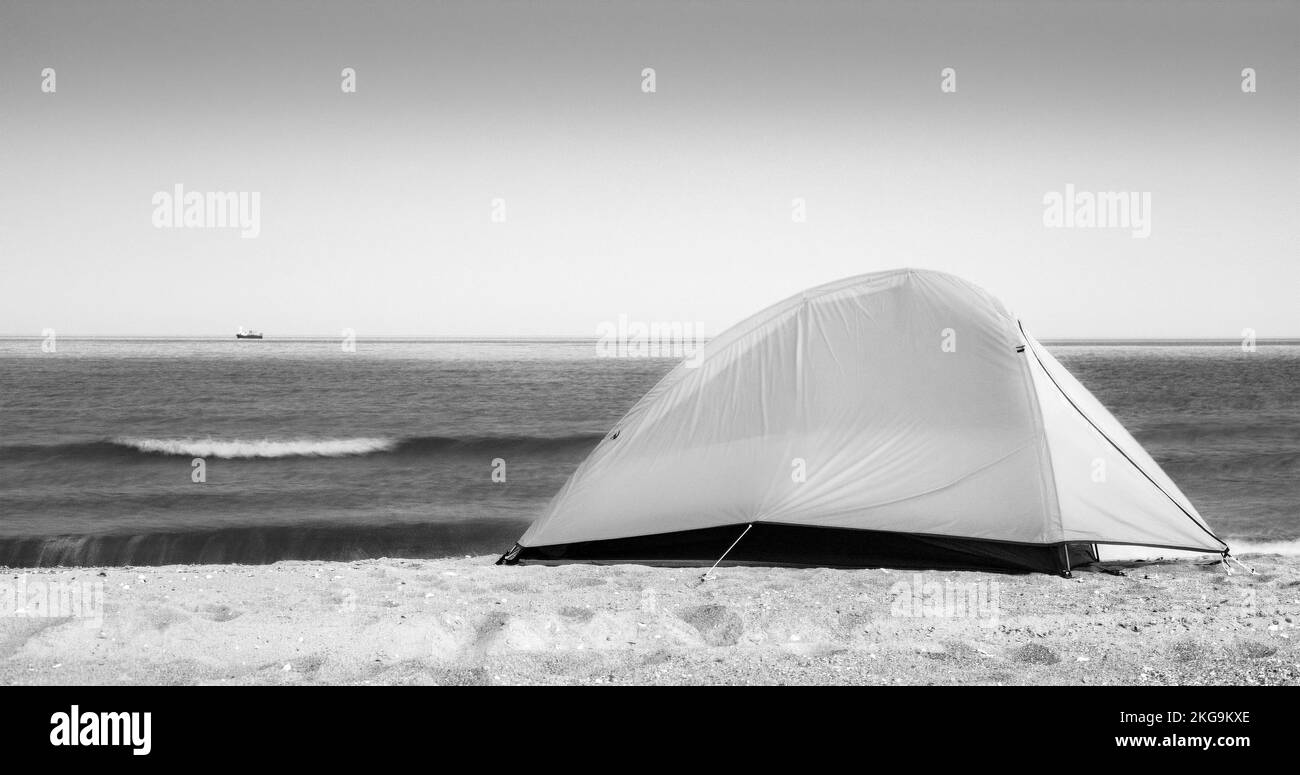 Tent on beach by not calm sea, black and white Stock Photo - Alamy