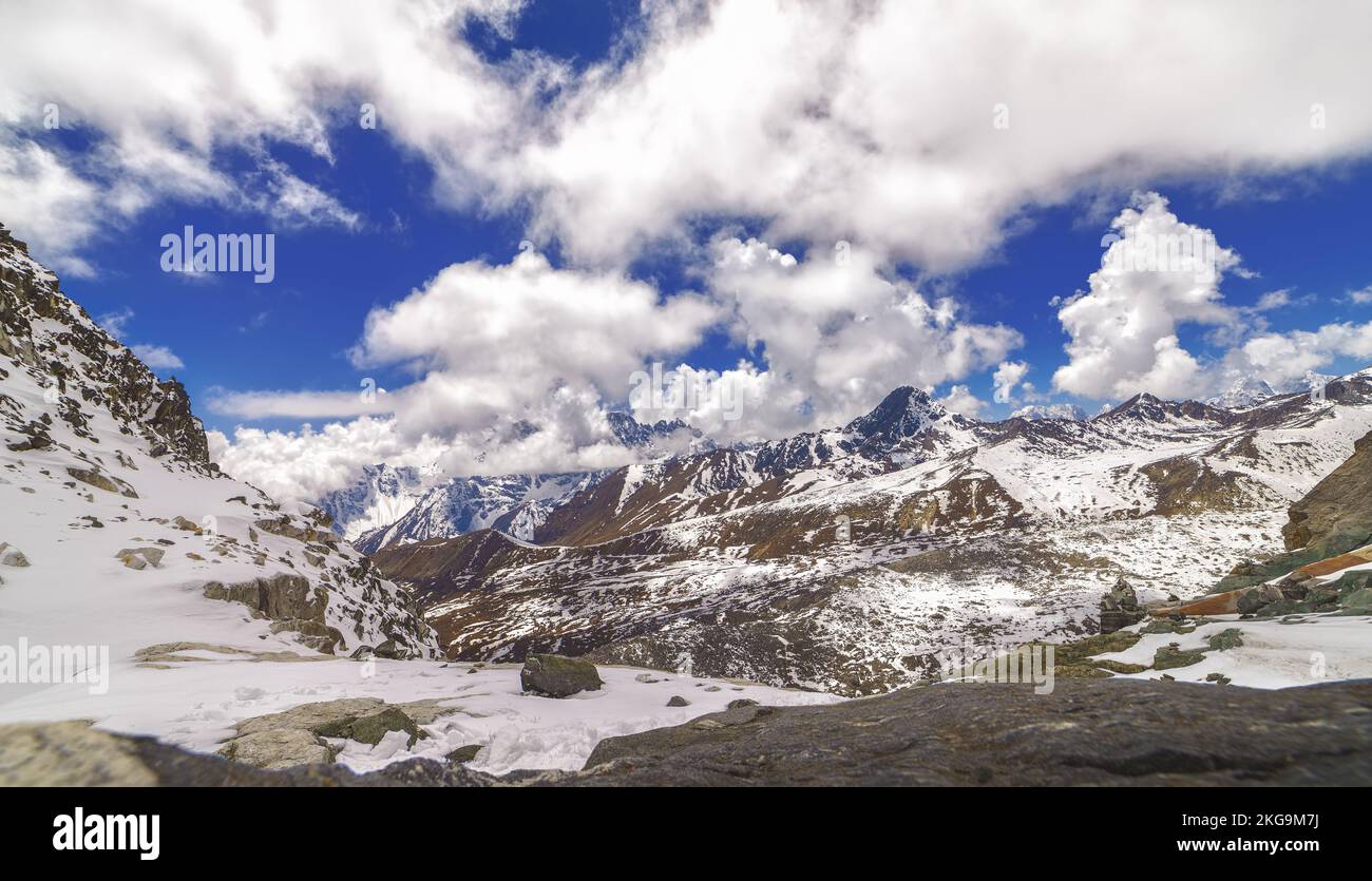 View of Himalayan mountains and sky from Cho La Pass, 5,420 metres ...