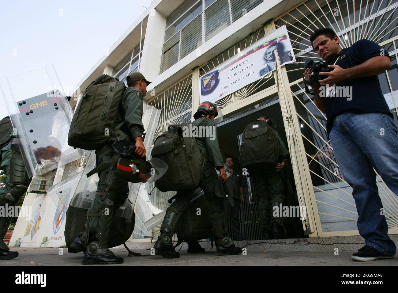 Maracaibo-Venezuela-14-04-2013- The military checks and attendees at ...