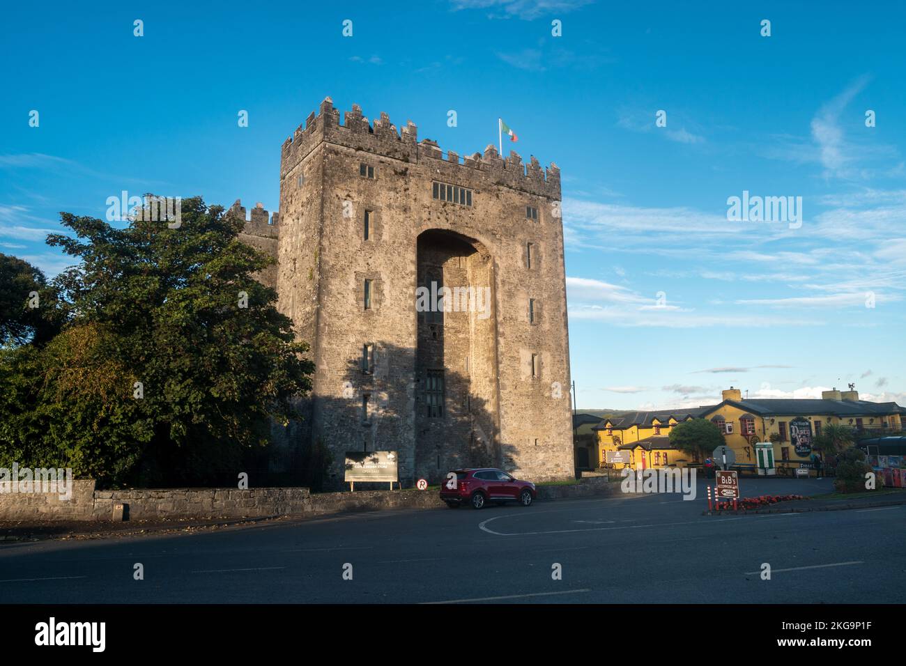 The historical Bunratty Castle at County Clare, Ireland Stock Photo - Alamy