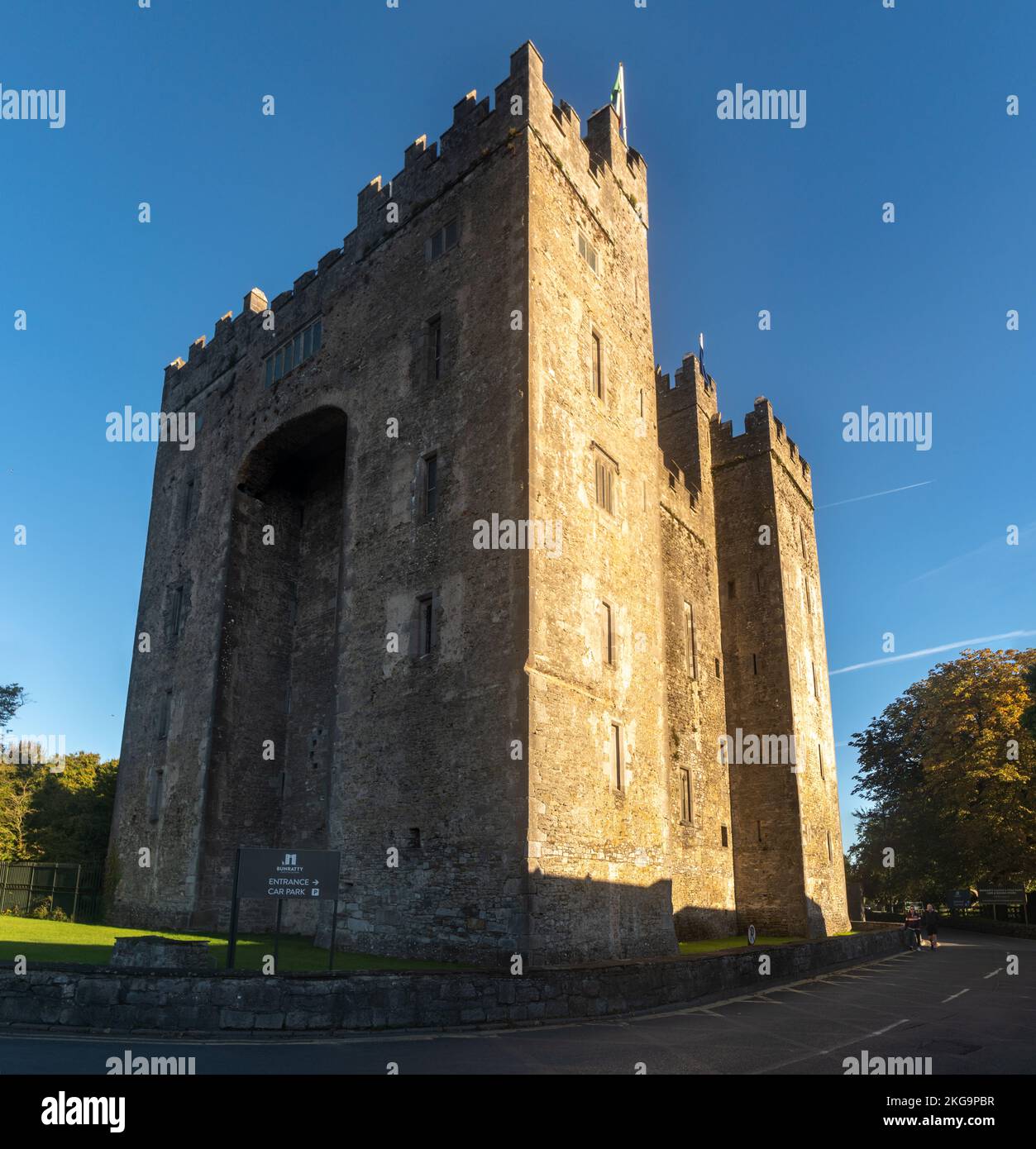The historical Bunratty Castle at County Clare, Ireland Stock Photo - Alamy