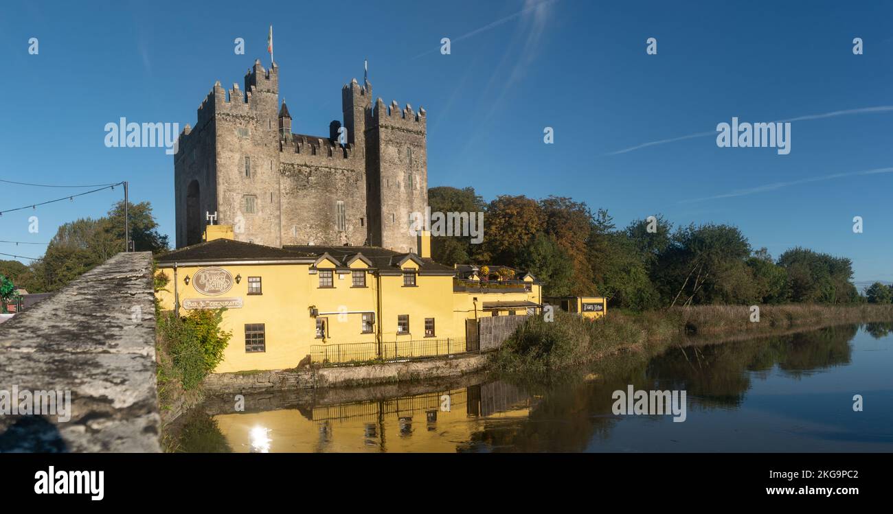 The historical Bunratty Castle at County Clare, Ireland Stock Photo - Alamy
