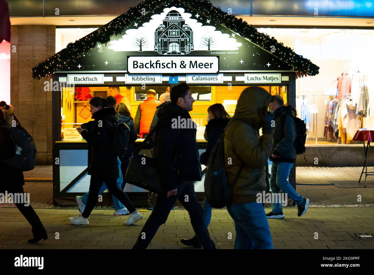 Pre-Christmas period, Christmas market in Essen city centre, Kettwiger ...