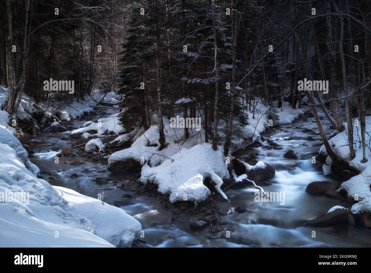 River flow in winter sun hi-res stock photography and images - Alamy
