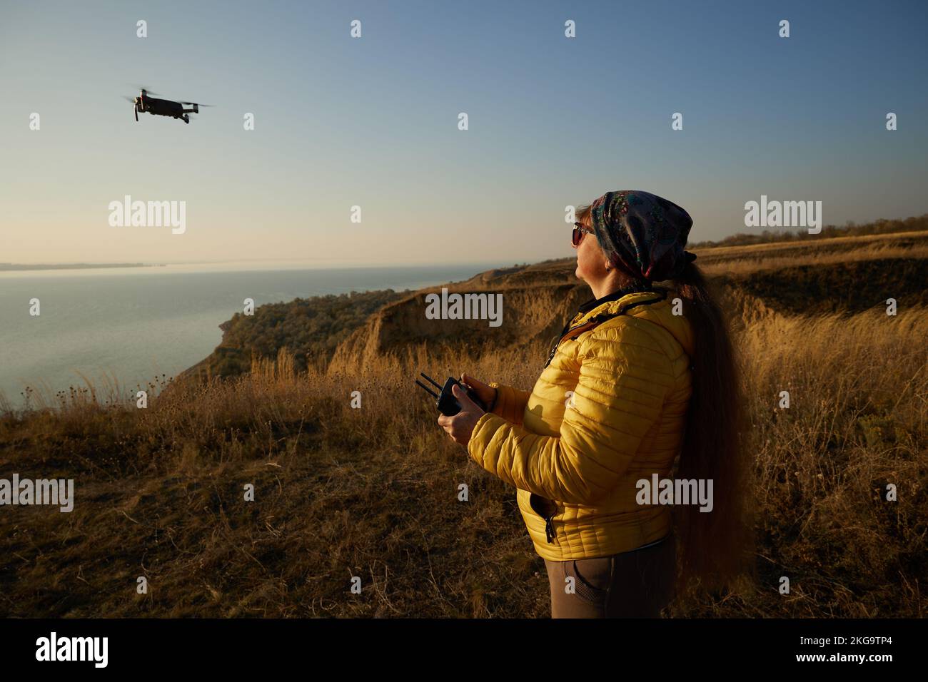 Woman helicopter pilot hi-res stock photography and images - Alamy