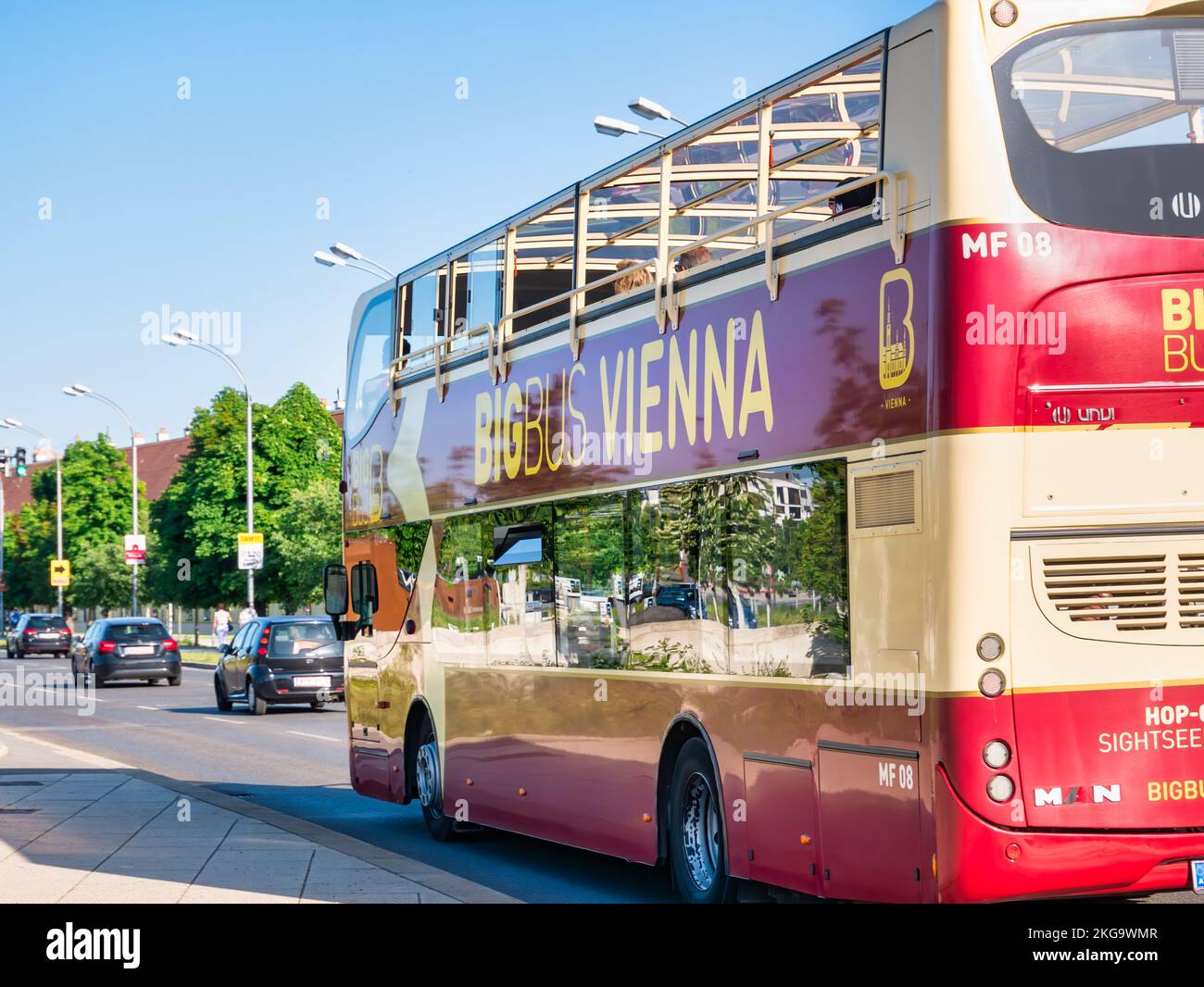 Bus vienna sightseeing hop on hop off hi-res stock photography and ...