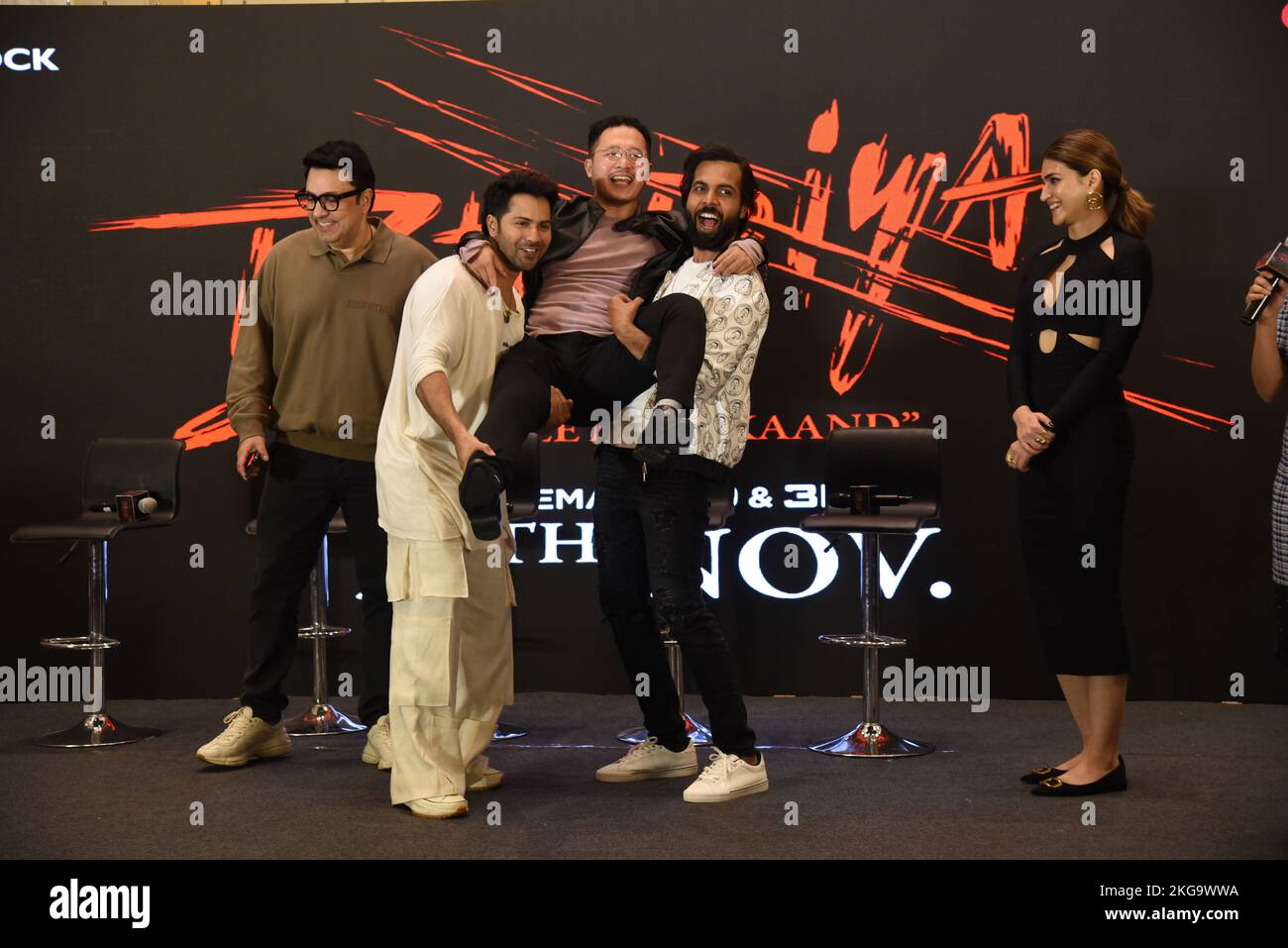Kolkata, India. 22nd Nov, 2022. Bollywood actor Varun Dhawan and Kriti ...