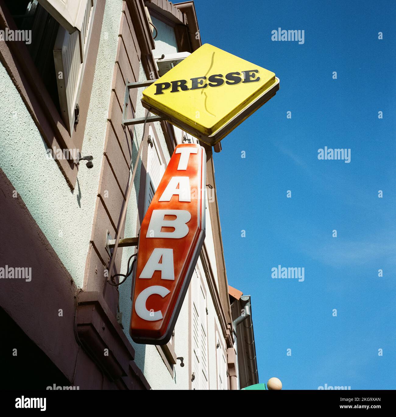 Publicité de cigarettes dans les magazines hi-res stock photography and ...