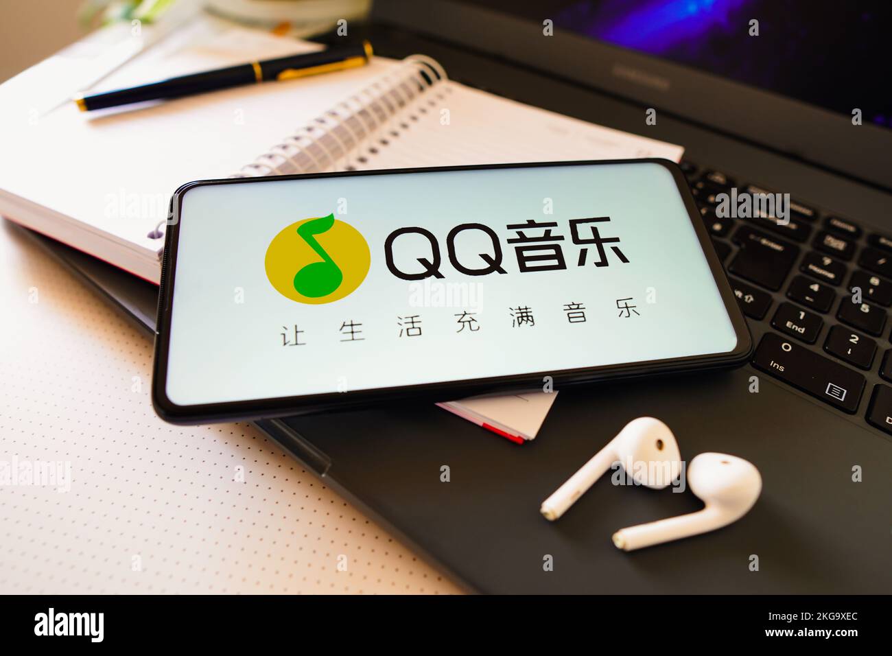 Qq logos hi-res stock photography and images - Alamy
