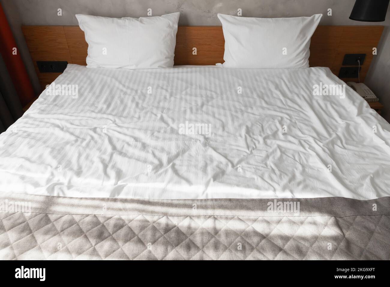 White empty bed hi-res stock photography and images - Alamy