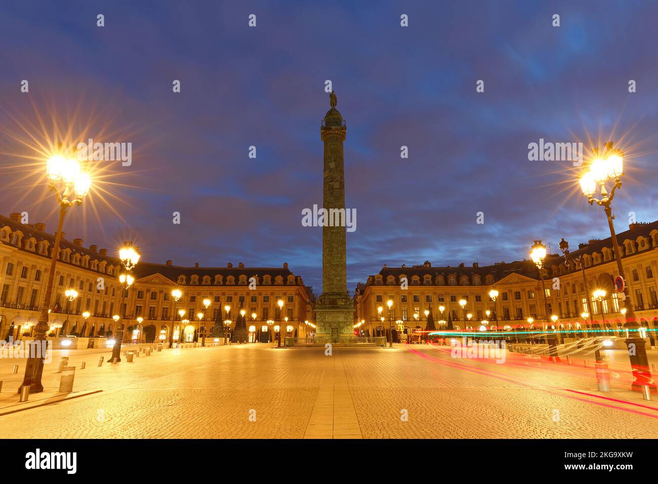 Vendome column with statue of Napoleon Bonaparte, on the Place Vendome ...
