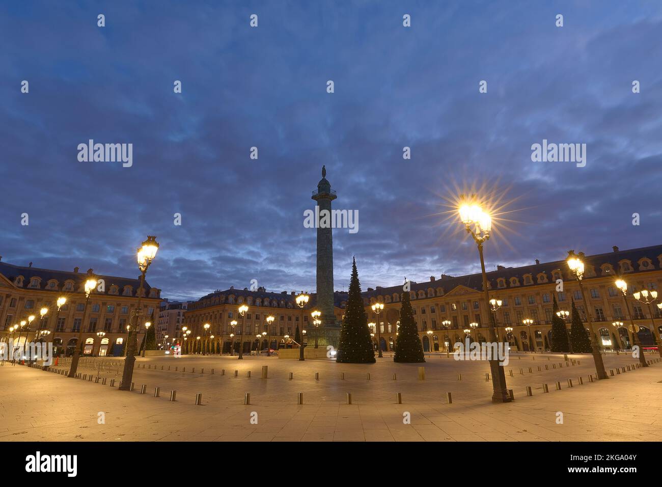 Vendome column with statue of Napoleon Bonaparte, on the Place Vendome ...
