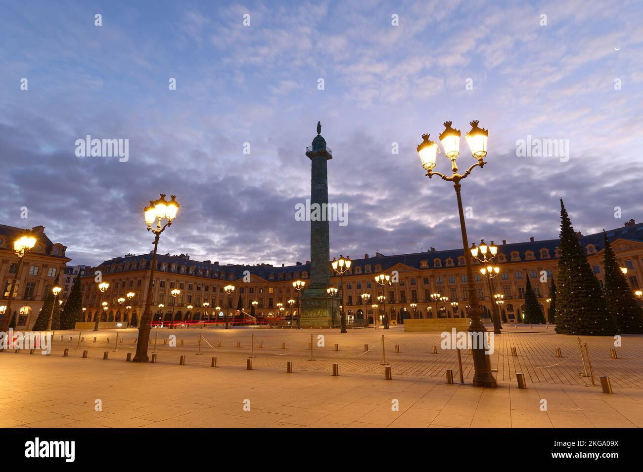 Vendome column with statue of Napoleon Bonaparte, on the Place Vendome ...