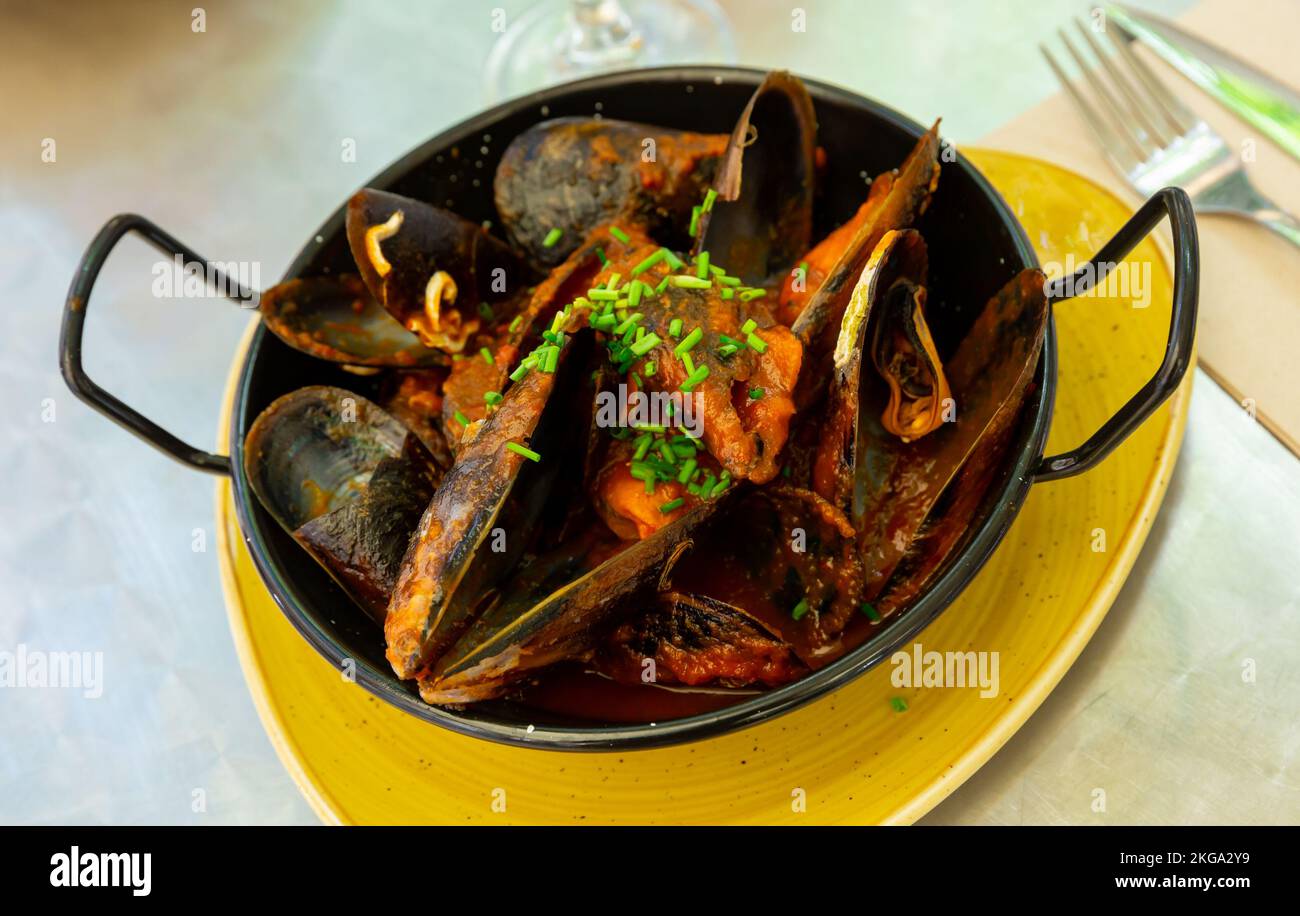 Popular dish of mussels a la Marinera Stock Photo - Alamy