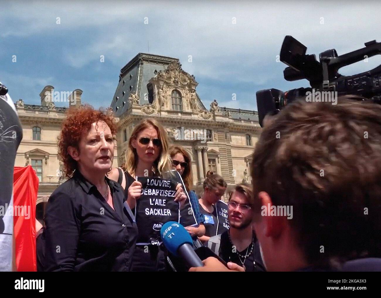 ALL THE BEAUTY AND THE BLOODSHED, Nan Goldin leading protest to remove ...