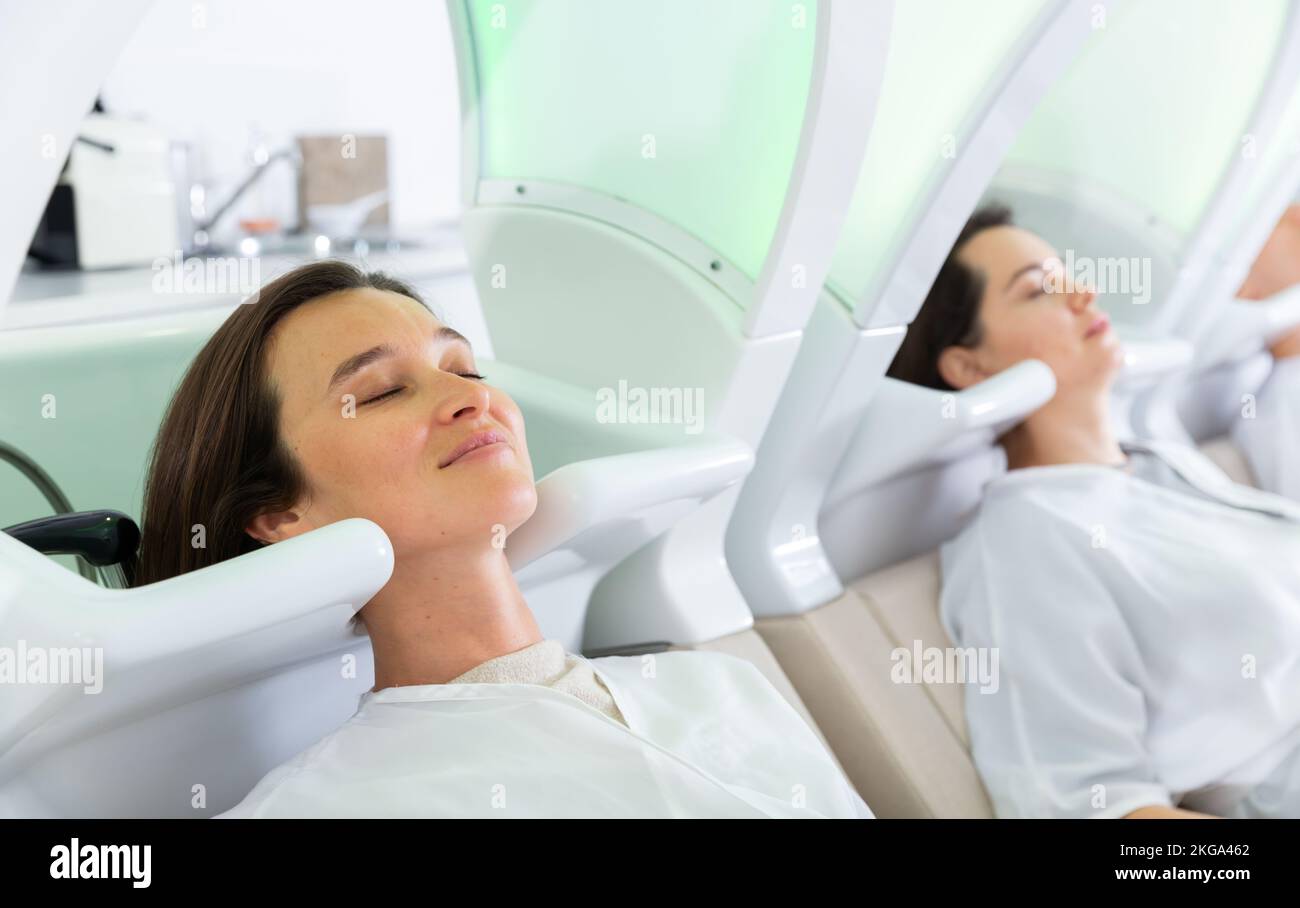 People relaxing in massaging chairs for washing hair Stock Photo - Alamy