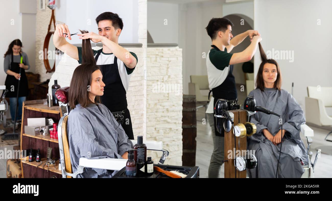 Man doing haircut for woman in salon Stock Photo - Alamy