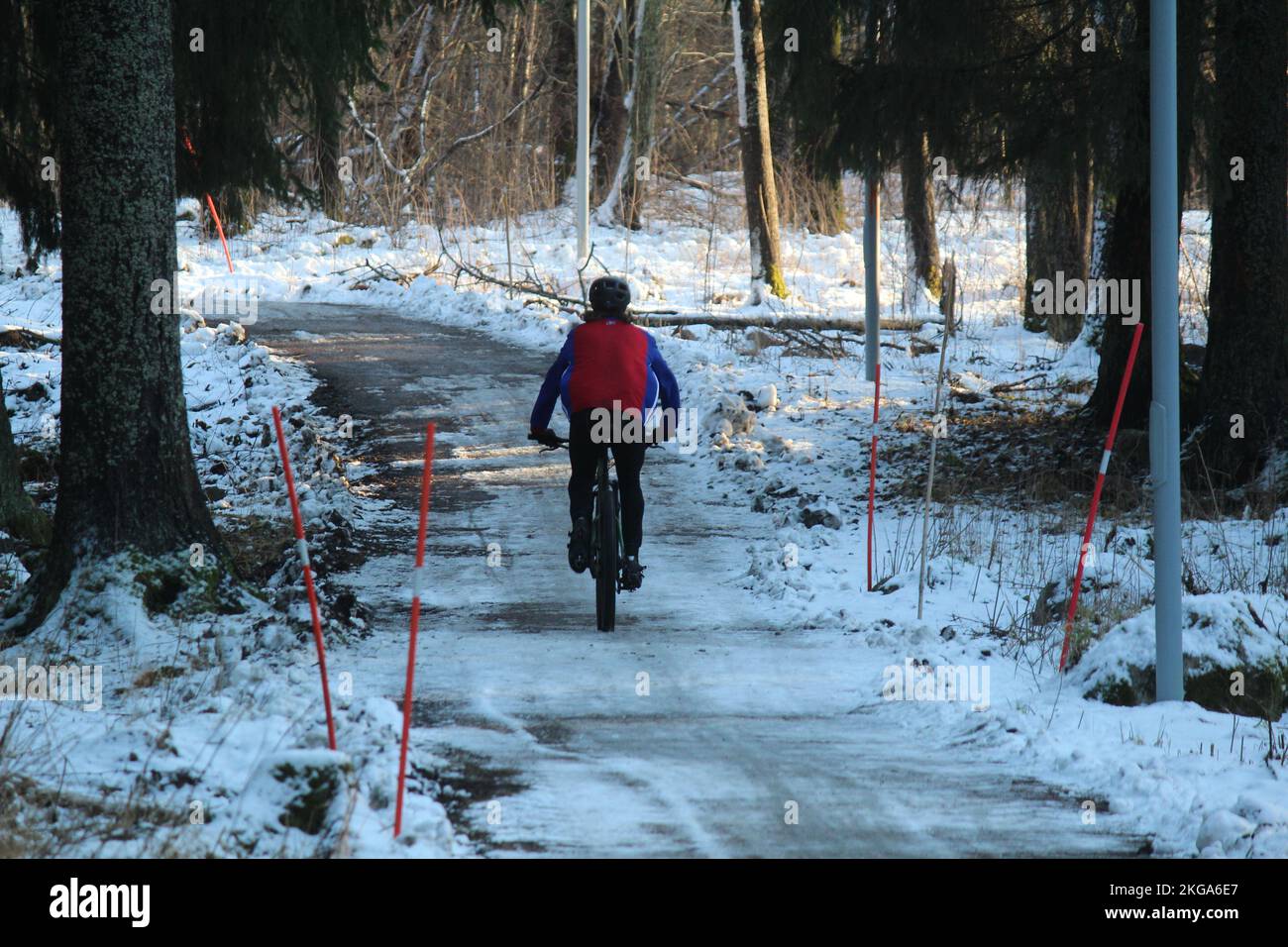 Cyclist in path snow hi-res stock photography and images - Alamy