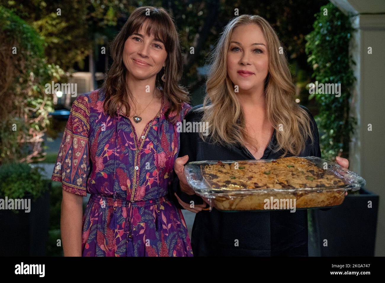 DEAD TO ME, from left: Linda Cardellini, Christina Applegate, (Season 3 ...