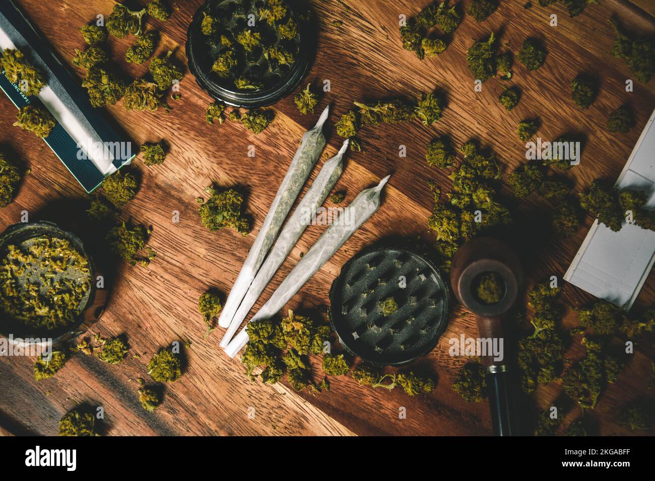 Table smoking hi-res stock photography and images - Alamy