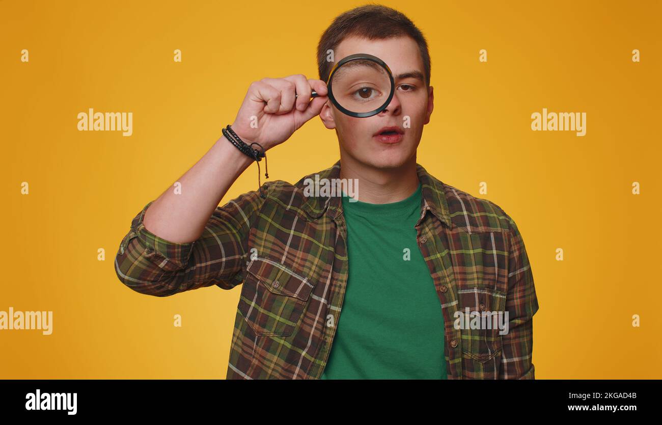 Investigator researcher scientist man holding magnifying glass near ...