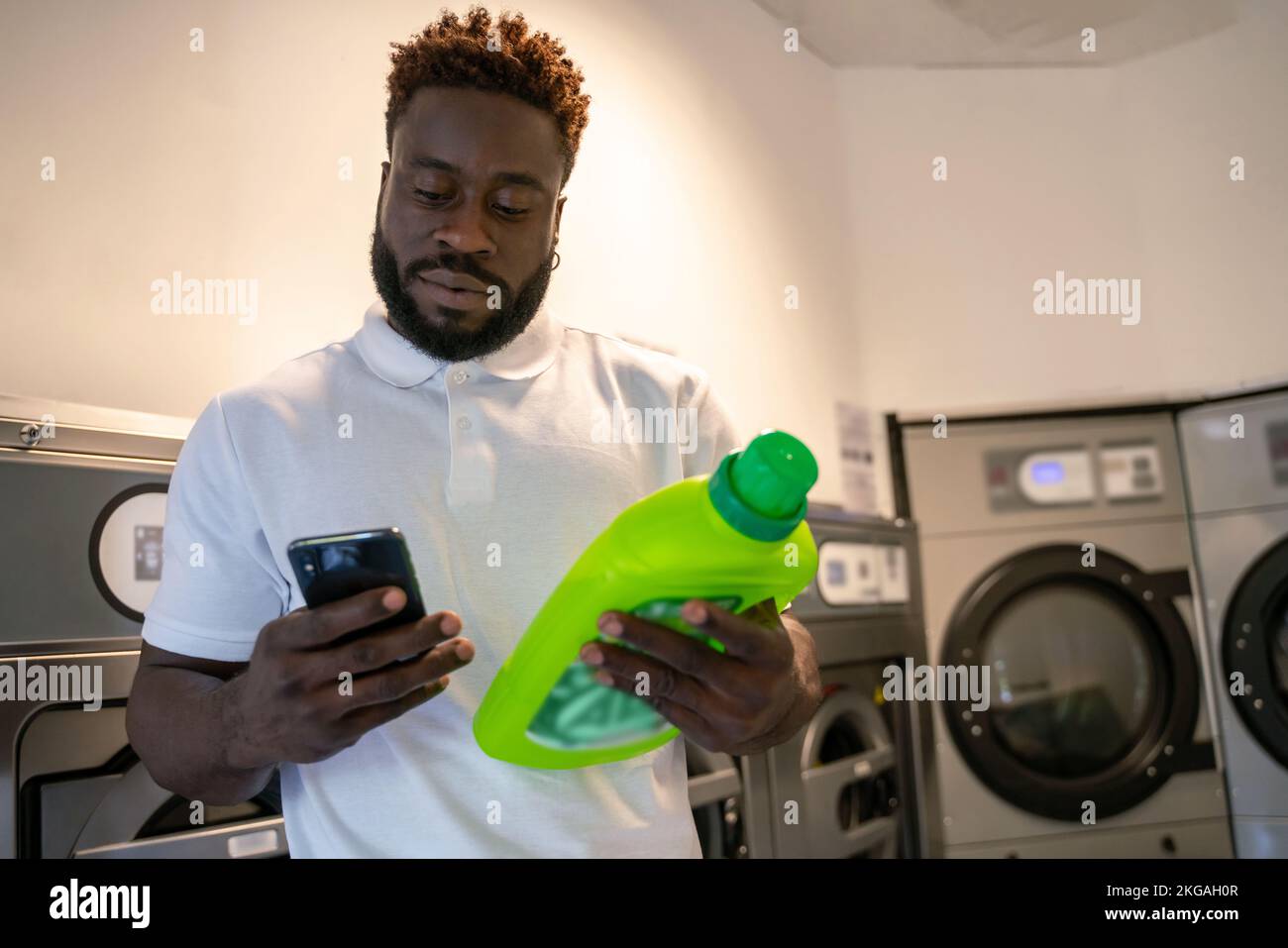 Modern launderette hi-res stock photography and images - Alamy
