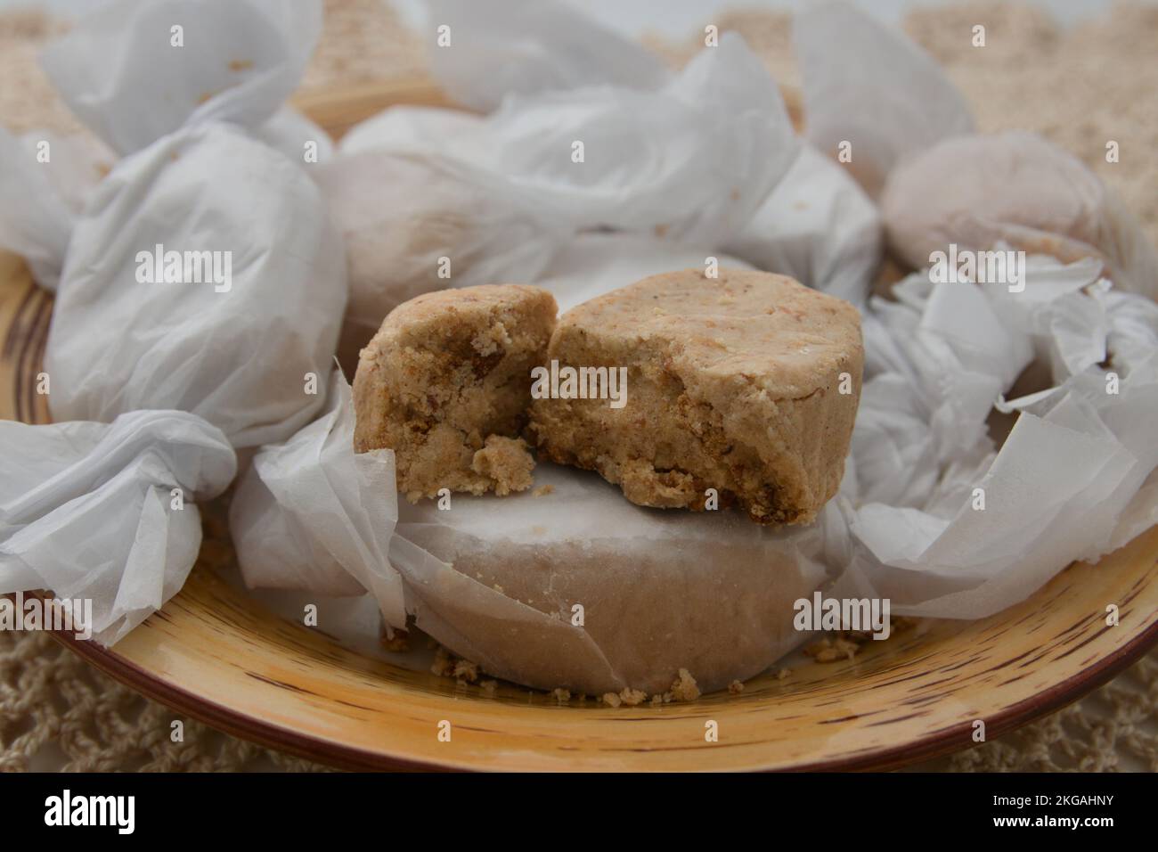 Image of a plate with a lot of polvorones wrapped in tissue paper ...