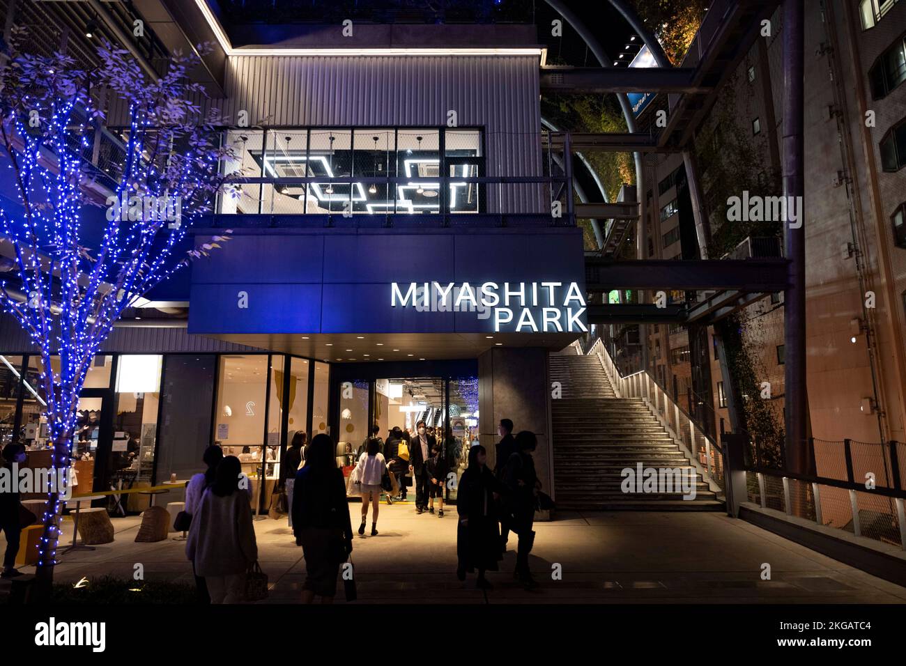 Tokyo, Japan. 19th Nov, 2022. Miyashita Park (å®®ä¸‹å…¬åœ') in Shibuya (æ¸‹è°·åŒº), a new linear ...