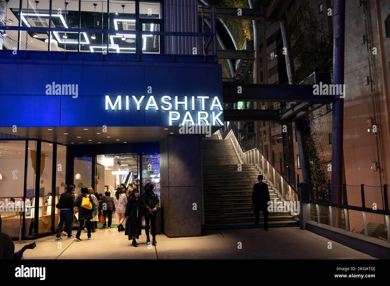 Tokyo, Japan. 19th Nov, 2022. Miyashita Park (å®®ä¸‹å…¬åœ') in Shibuya (æ¸‹è°·åŒº), a new linear ...