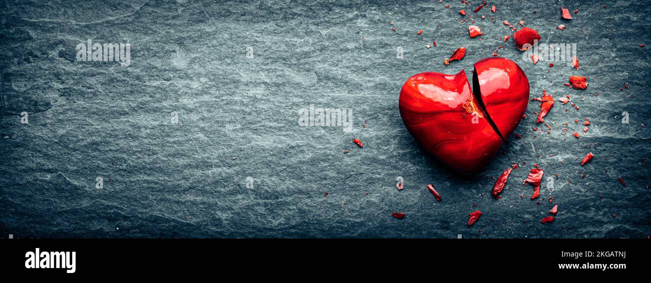 Broken heart symbol hi-res stock photography and images - Alamy