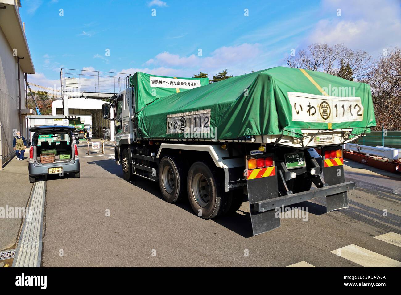 Editorial use only Lorries being carefully monitored for radioactivity ...