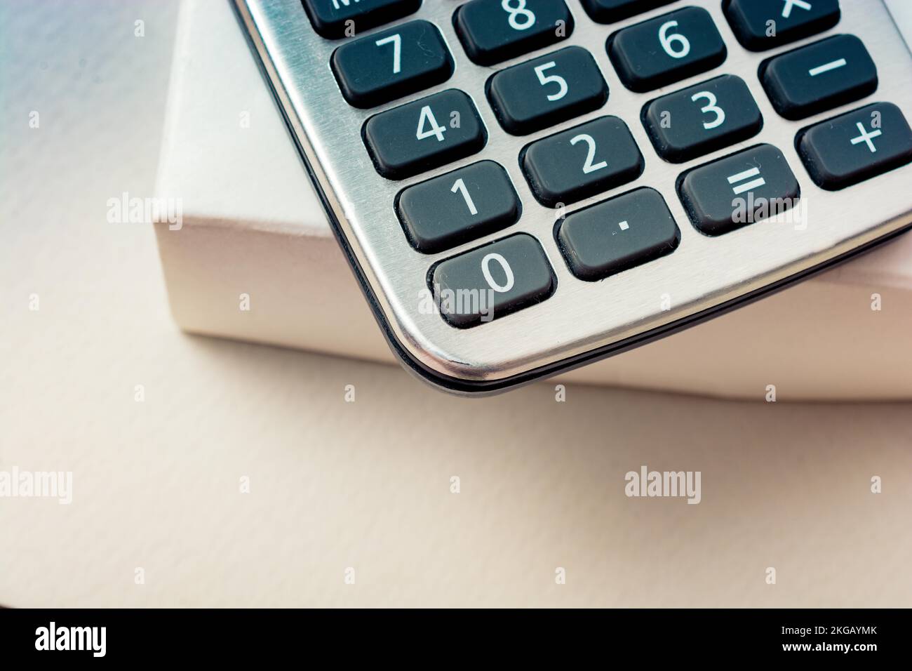 Electronic calculator device for calculations with a keyboard and ...