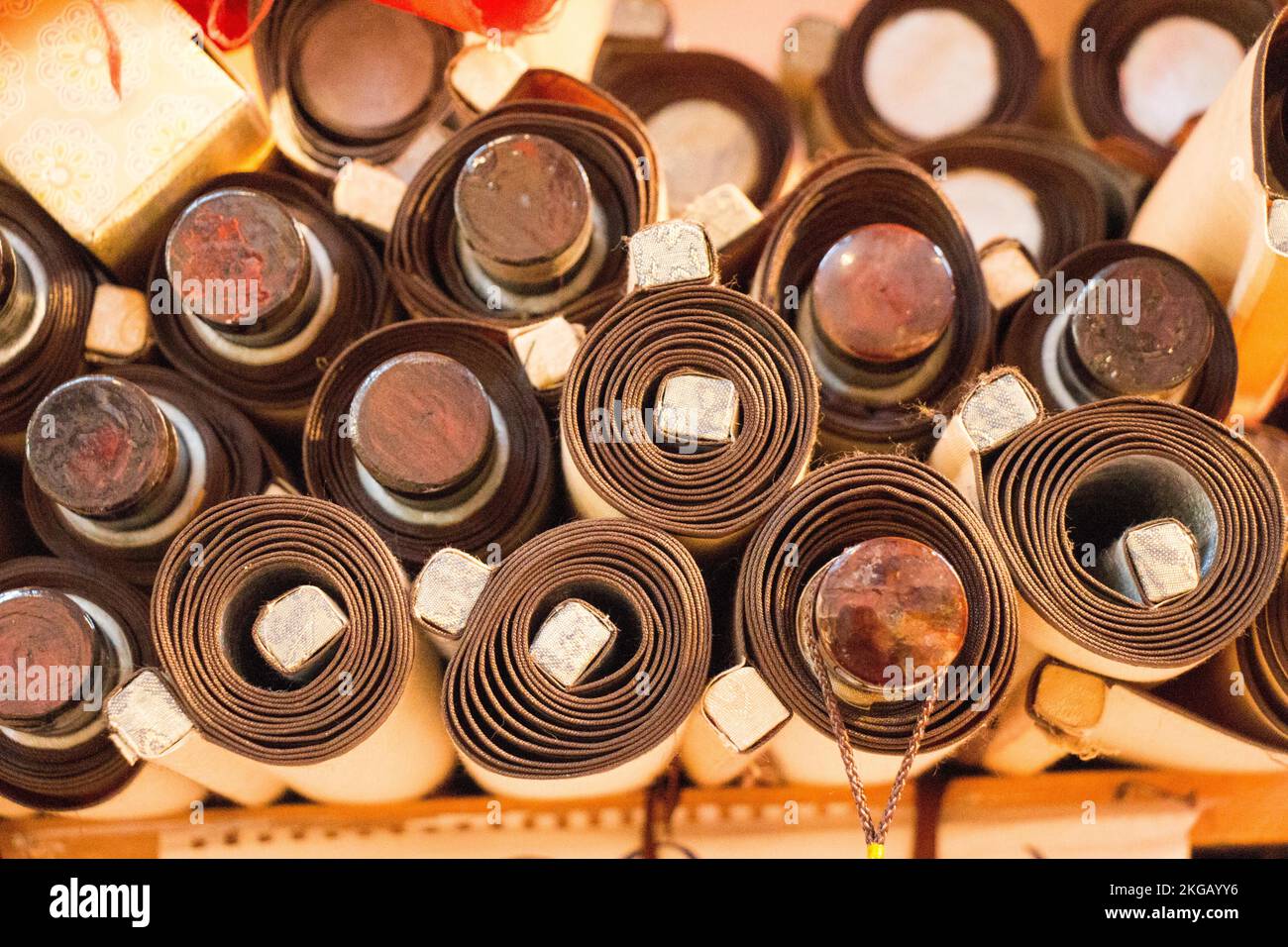 Rolls wrapping paper hi-res stock photography and images - Alamy