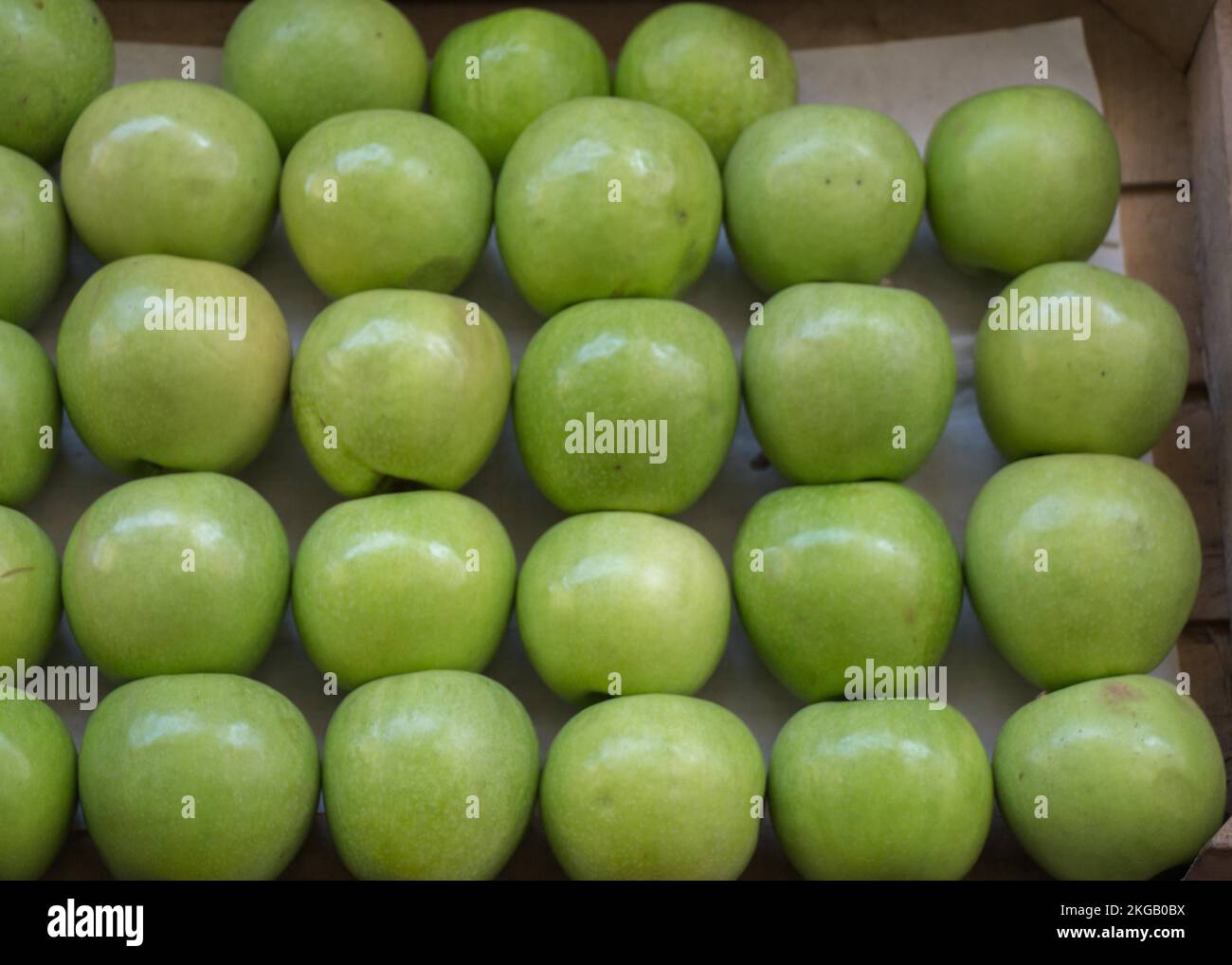 Green apples in a market place in display Stock Photo - Alamy