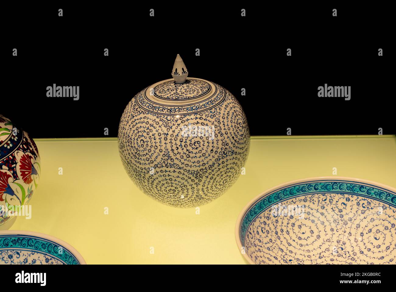 Traditional Turkish ceramic pottery items in bazaar Stock Photo - Alamy