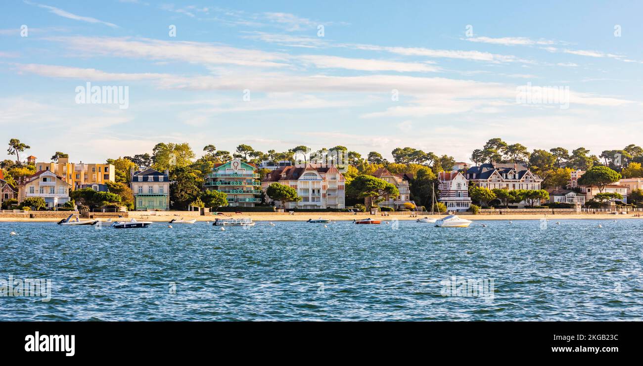 Villas and houses on the beach of Arcachon, Bay of Arcachon, Aquitaine ...