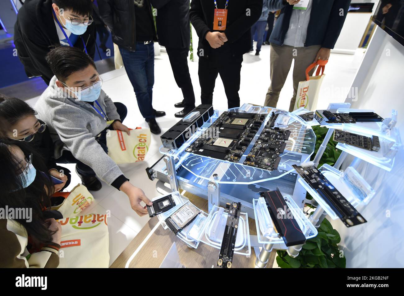 NANJING, CHINA - NOVEMBER 23, 2022 - Visitors visit the Kunpeng ...
