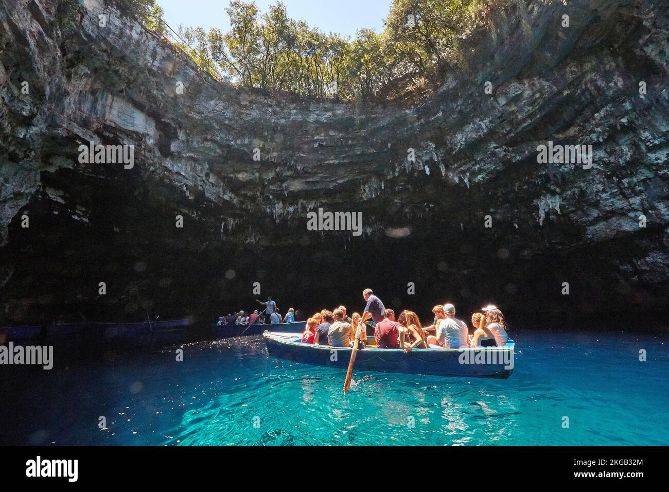 Boat with tourists, close, turquoise water, boatman, paddle, opening in ...