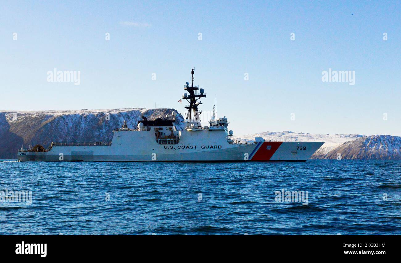Crew from the U.S. Coast Guard Cutter Stratton (WMSL 752) patrol the U ...