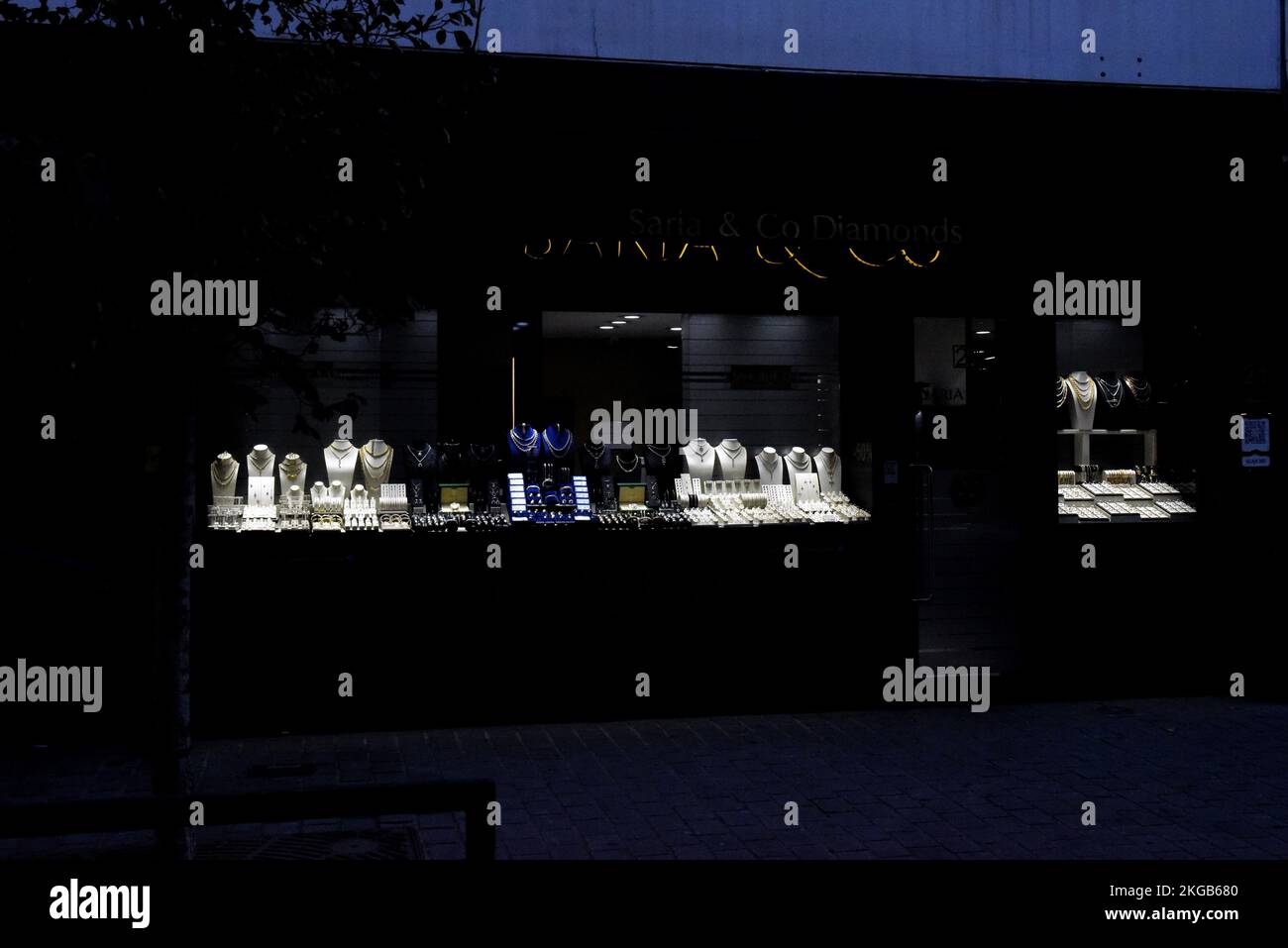 Antwerpen, Belgium. 10th Nov, 2022. Diamonds lie in the window of a ...