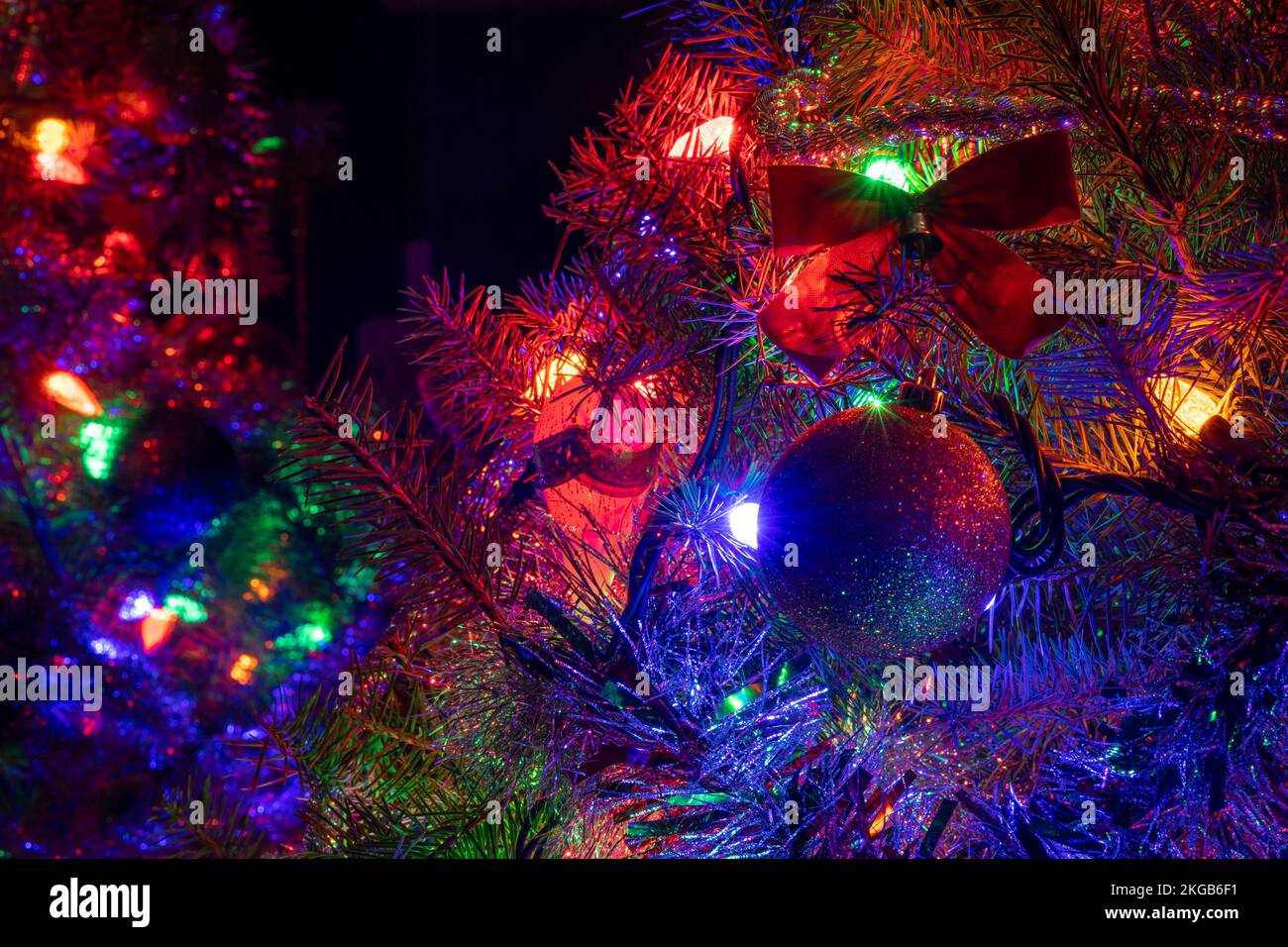 Christmas tree shiny bows hi-res stock photography and images - Alamy