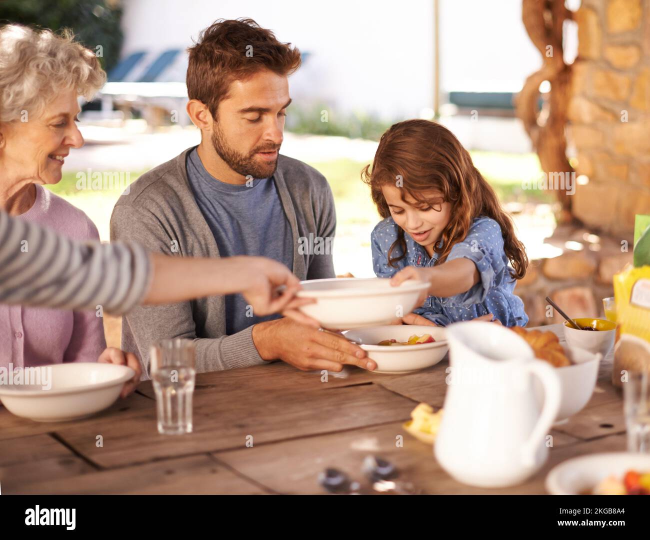Family eating outside home hi-res stock photography and images - Alamy